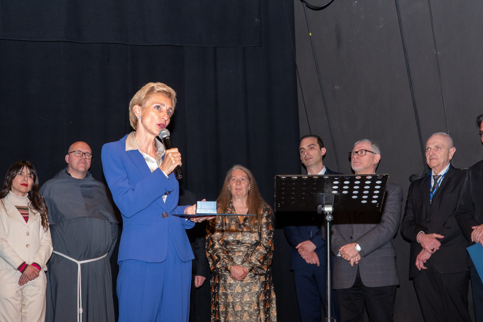 Cinzia Catalfamo receives the Signs of Peace Award - Akbaraly Foundation
